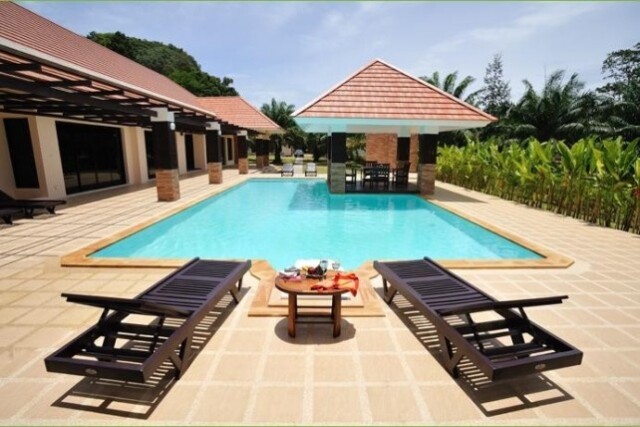 28 Amazing Poolside Designs Ideas