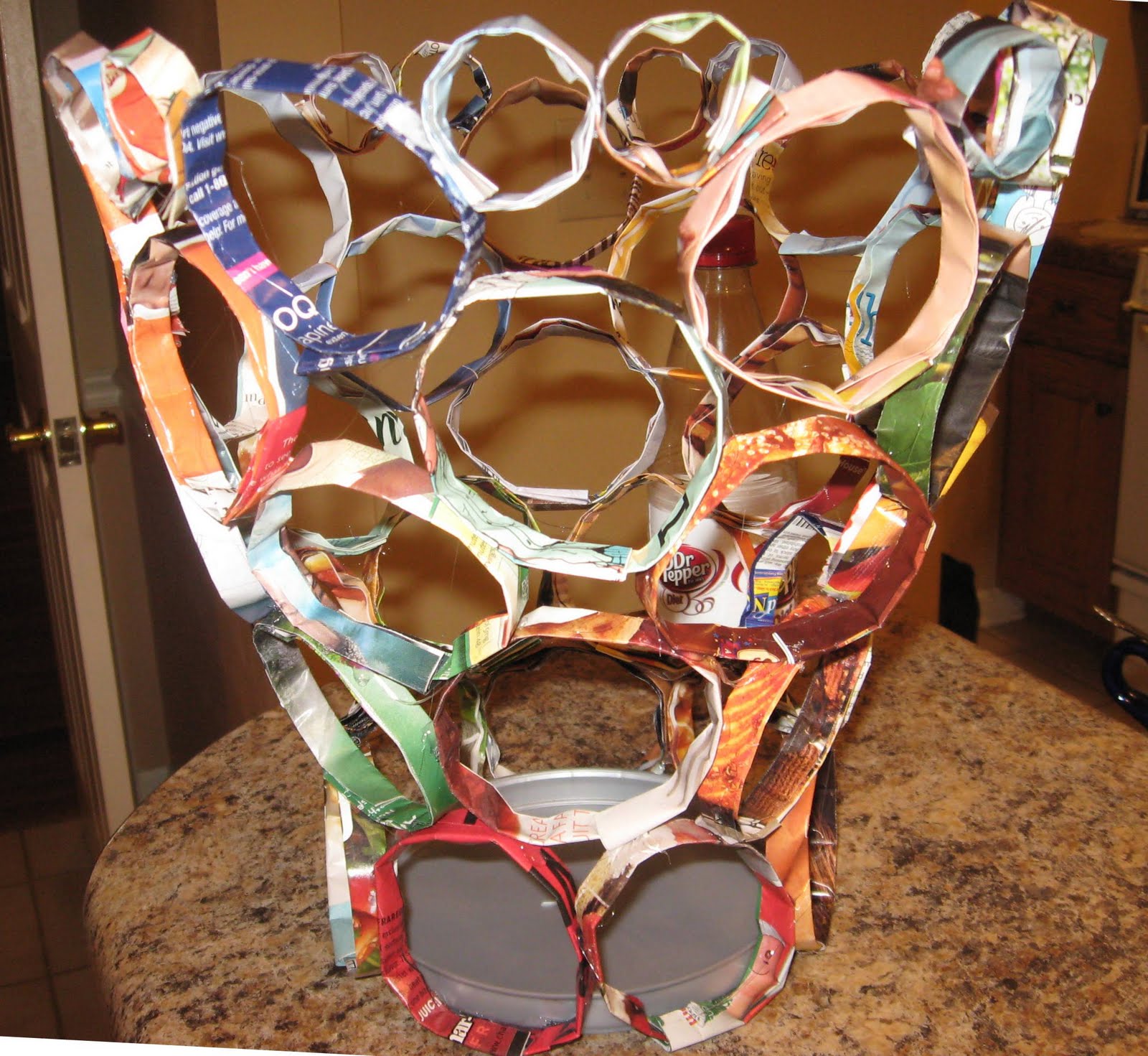 15 Cool DIY Ideas to Reuse Old Magazines