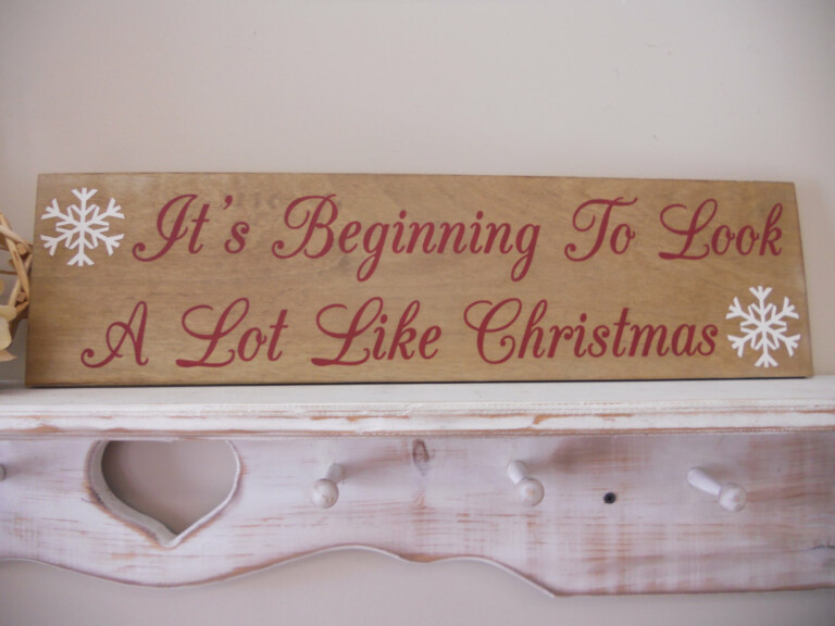 15 Incredible Christmas Sign Decorations