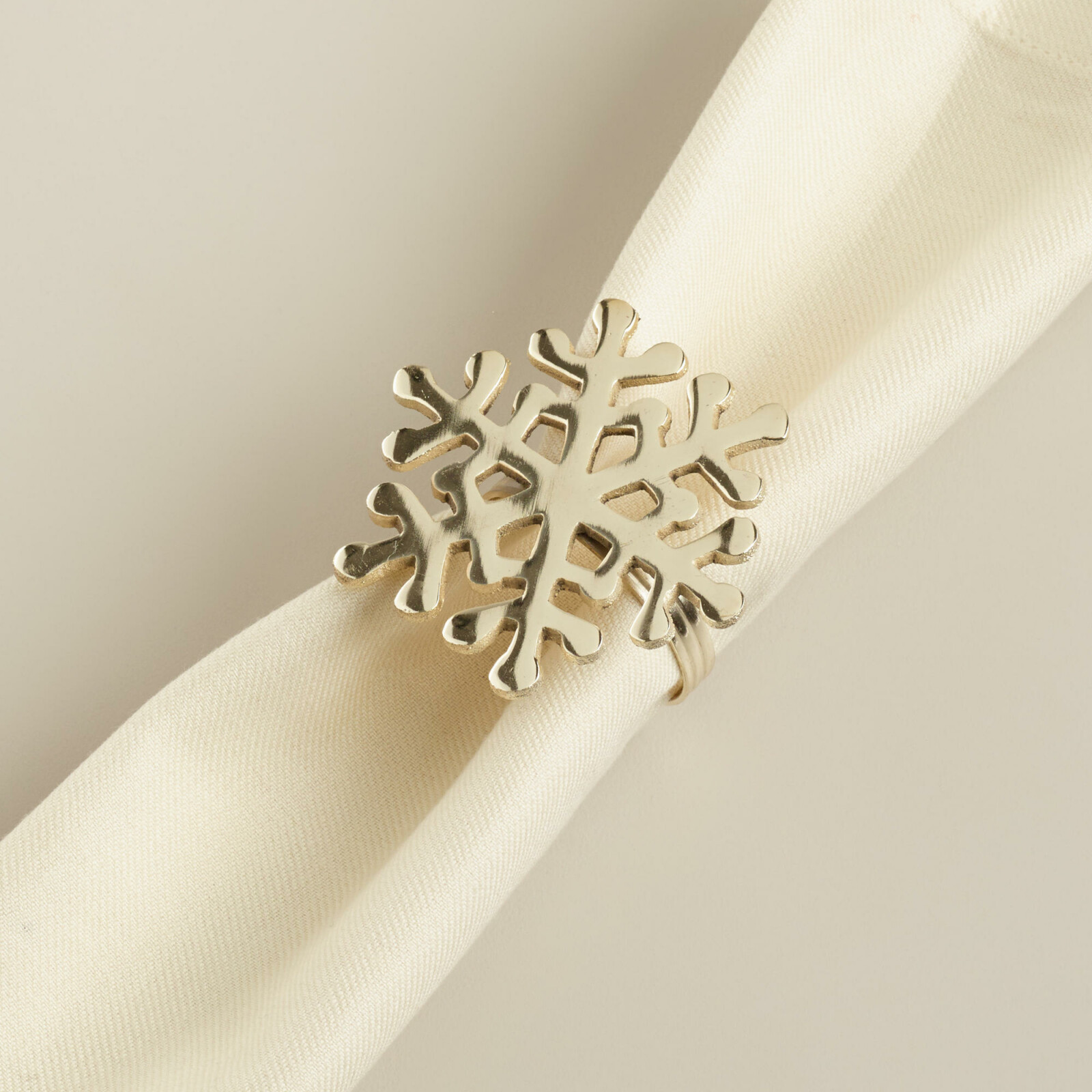 20 Festive Napkin Ring Ideas for Holiday Table Decoration