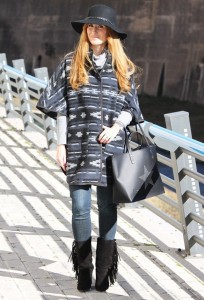 17 Ideas with Capes and Ponchos for Trendy Chic Look