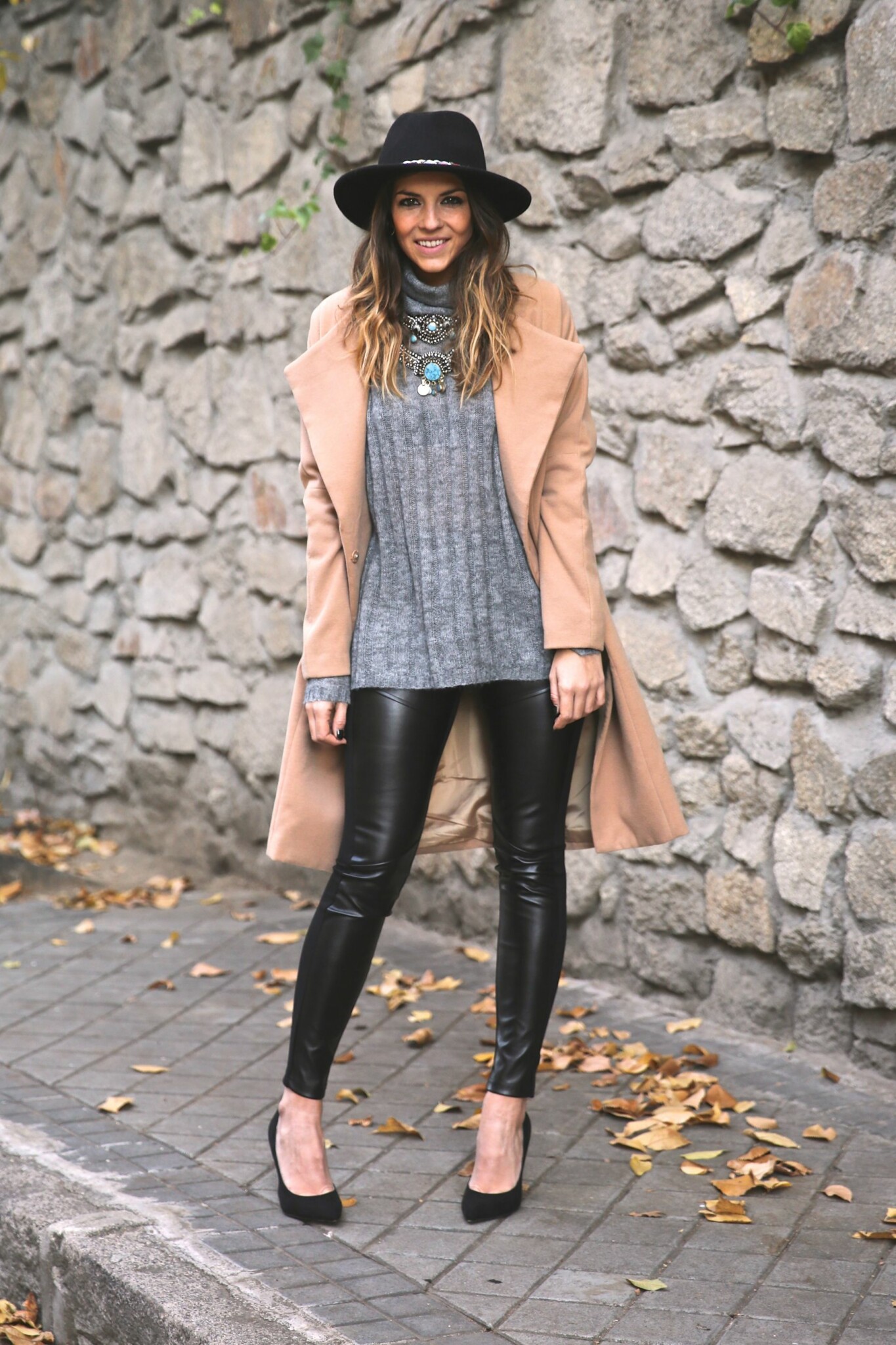 25 Impeccable Outfit Ideas with Hats for Classy Winter Look