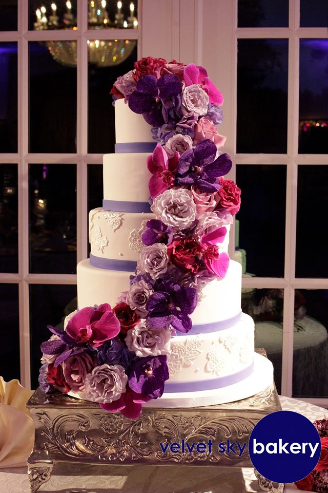 15 Amazing Wedding Cakes Decorated with Flowers