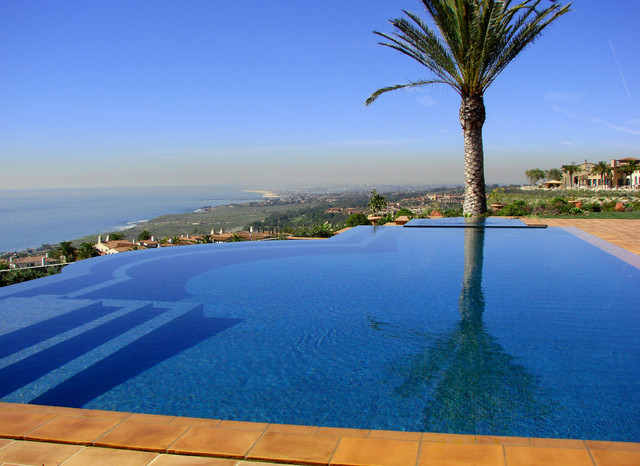 On the Edge: 21 Stunning Infinity Pool Designs