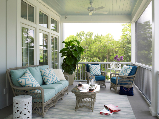 15 Ideas for Warm and Welcoming Porches Decorated with Bright Color Details