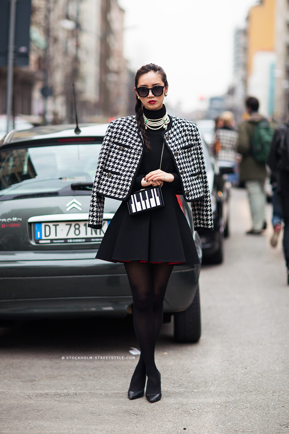 20 Stylish Ways To Style Back Tights For Perfect Winter Outfit