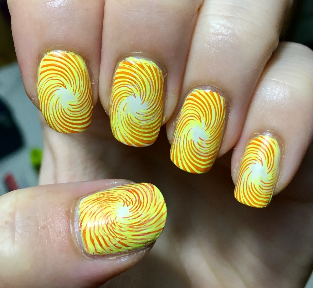 15 Cheerful Sunshine Nail Art Ideas