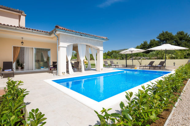 18 Wonderful Mediterranean Swimming Pool Designs That Will Mesmerize You