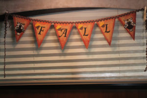 19 Cheerful Handmade Fall Banners And Garlands To Decorate With