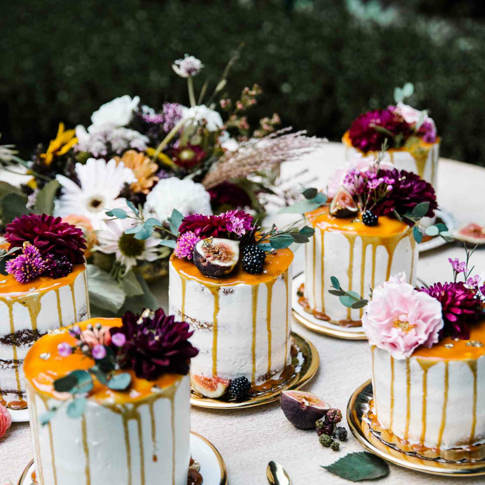 15 Stunning Drip Wedding Cakes